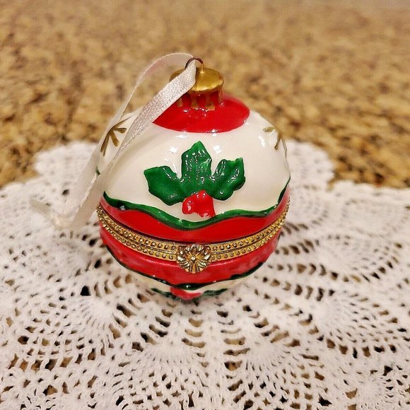 Holiday | Vintage Trinket Box Christmas Ornament Ceramic Hinged Round ...